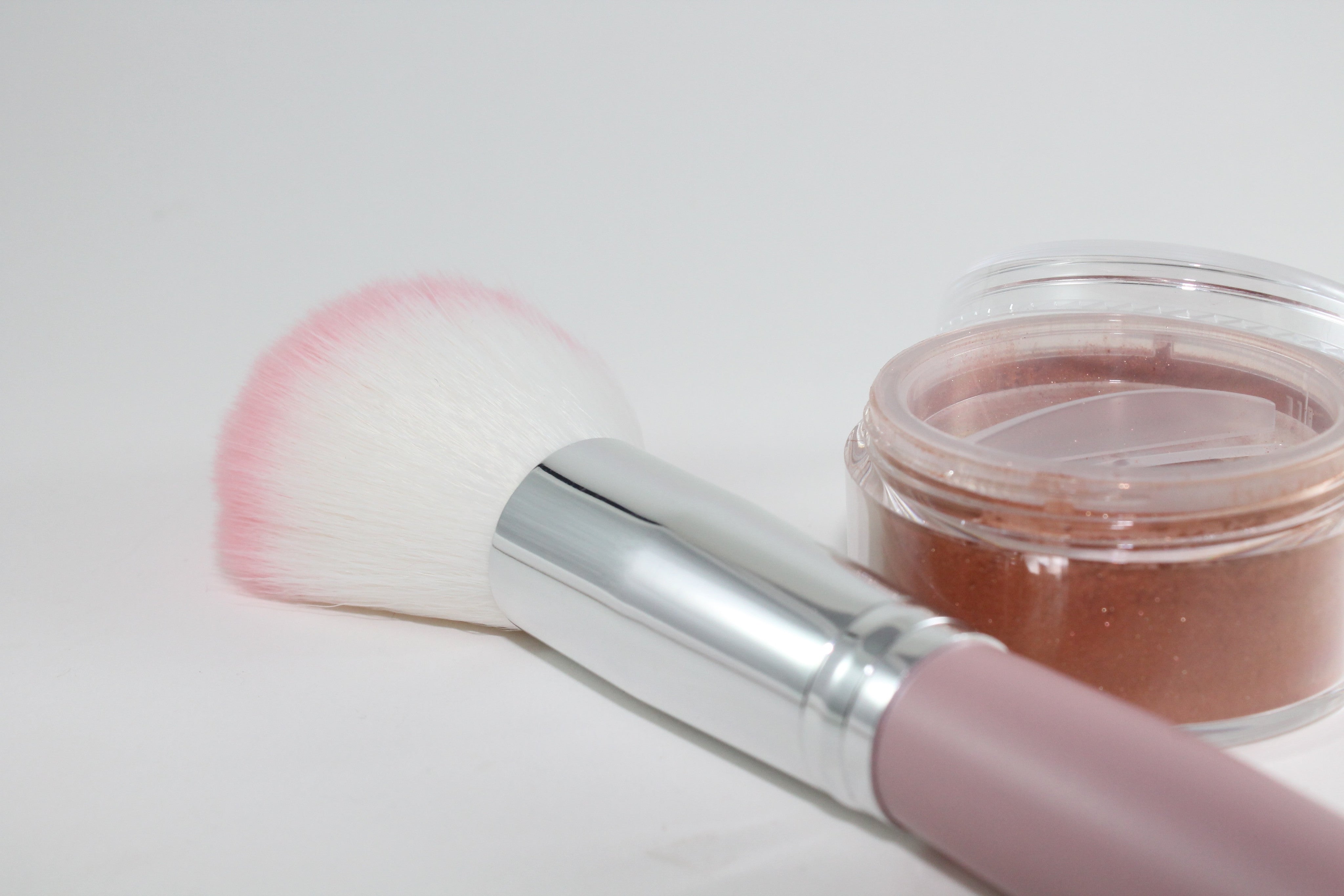 Fluff Dome Powder Brush – Claudia Nour Cosmetics